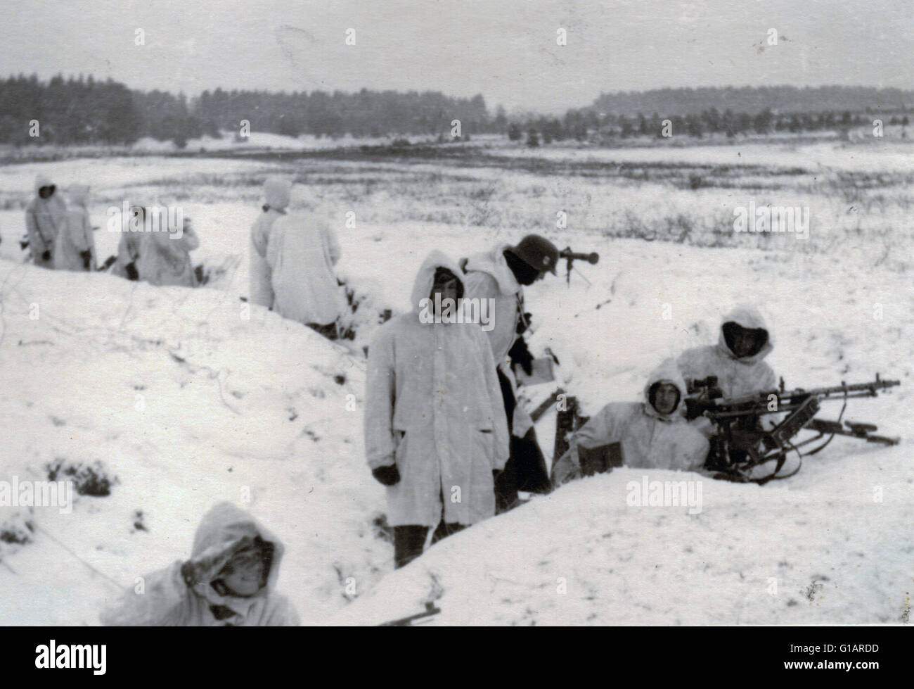 Waffen SS-Soldaten im Winter weiße Tarnung mit MG in Defensive position ...