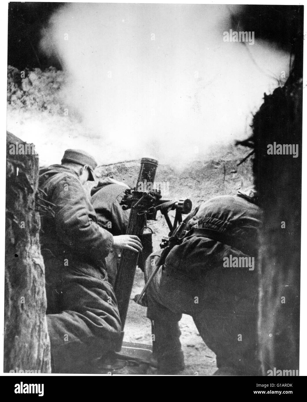 Wehrmacht Truppen feuern einen Mörser nachts Eastern Front 1944 ...