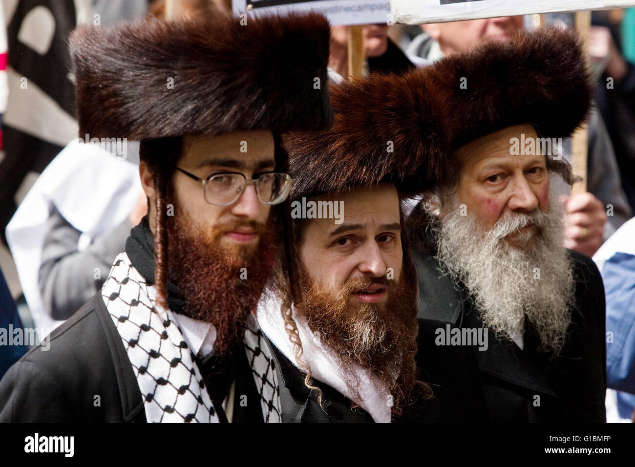 Orthodoxe Juden beitreten palästinensische Demonstranten auf der ...