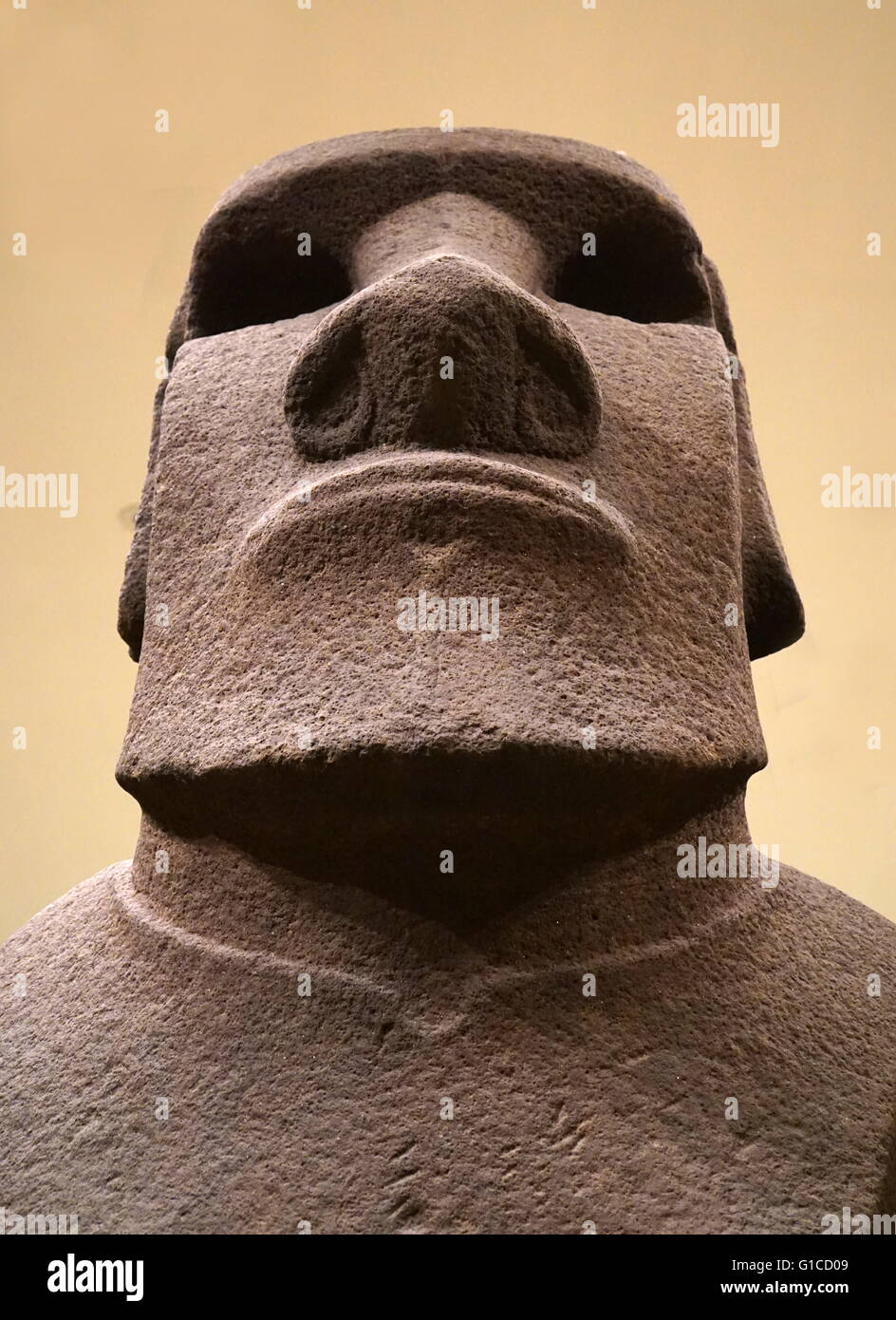 Basalt Moai-Figur, die monolithische menschliche Figuren, die durch die ...