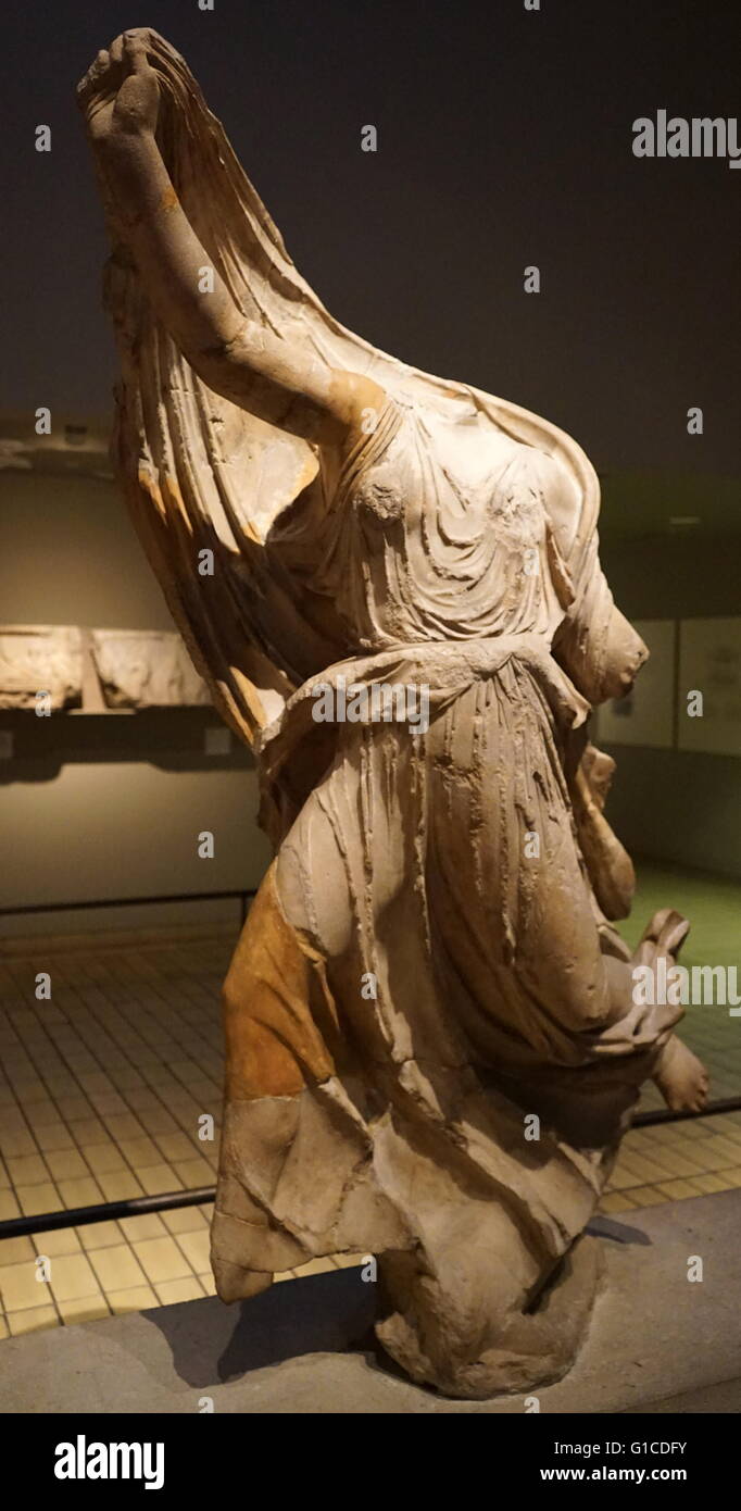 Lebensgroße Statue der Nymphen von Nereid Monument, Teil des Grabes von ...