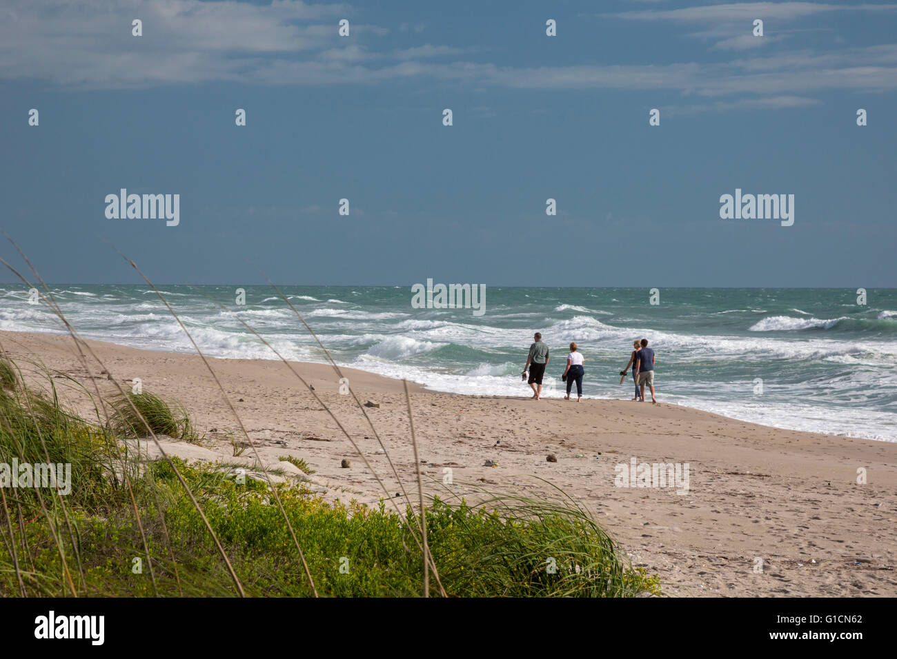 Indialantic, Florida - Menschen-Spaziergang am Strand einer Atlantik ...