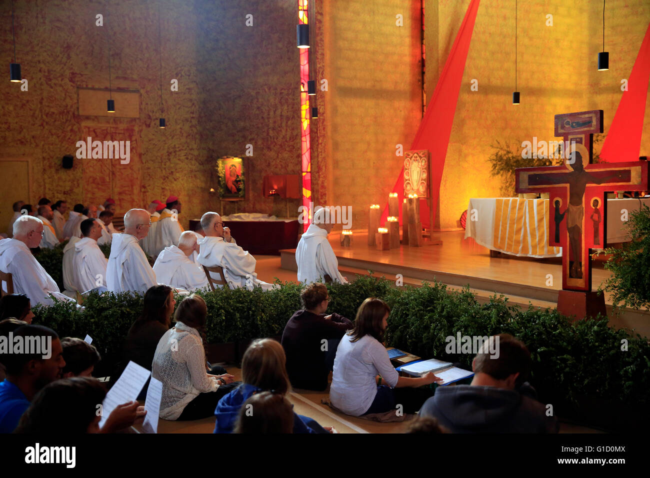Ökumenischen Gemeinschaft Taizé. Kirche der Versöhnung. Mittag Gebete. Taizé. Frankreich ...