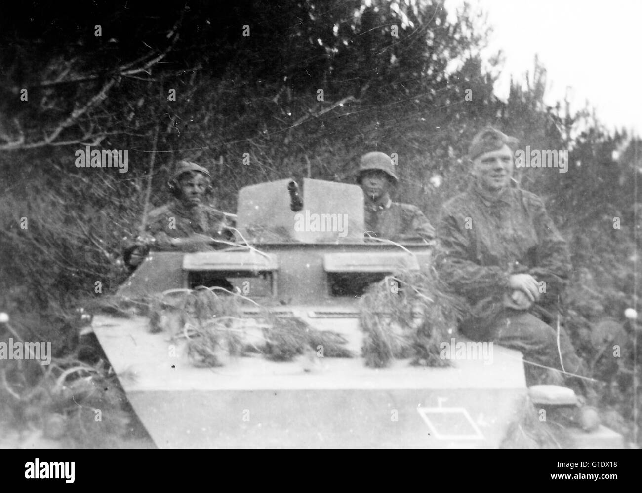 Waffen-SS-Männer in Tarnung in Packkisten Training in der Nähe von ...