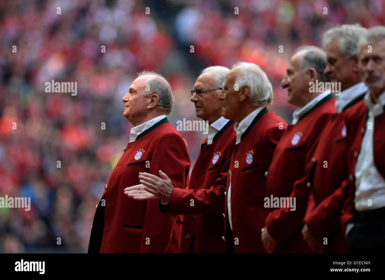 Münchens ehemaliger Uli Hoeneß (l) als Vertreter der München-Champion ...