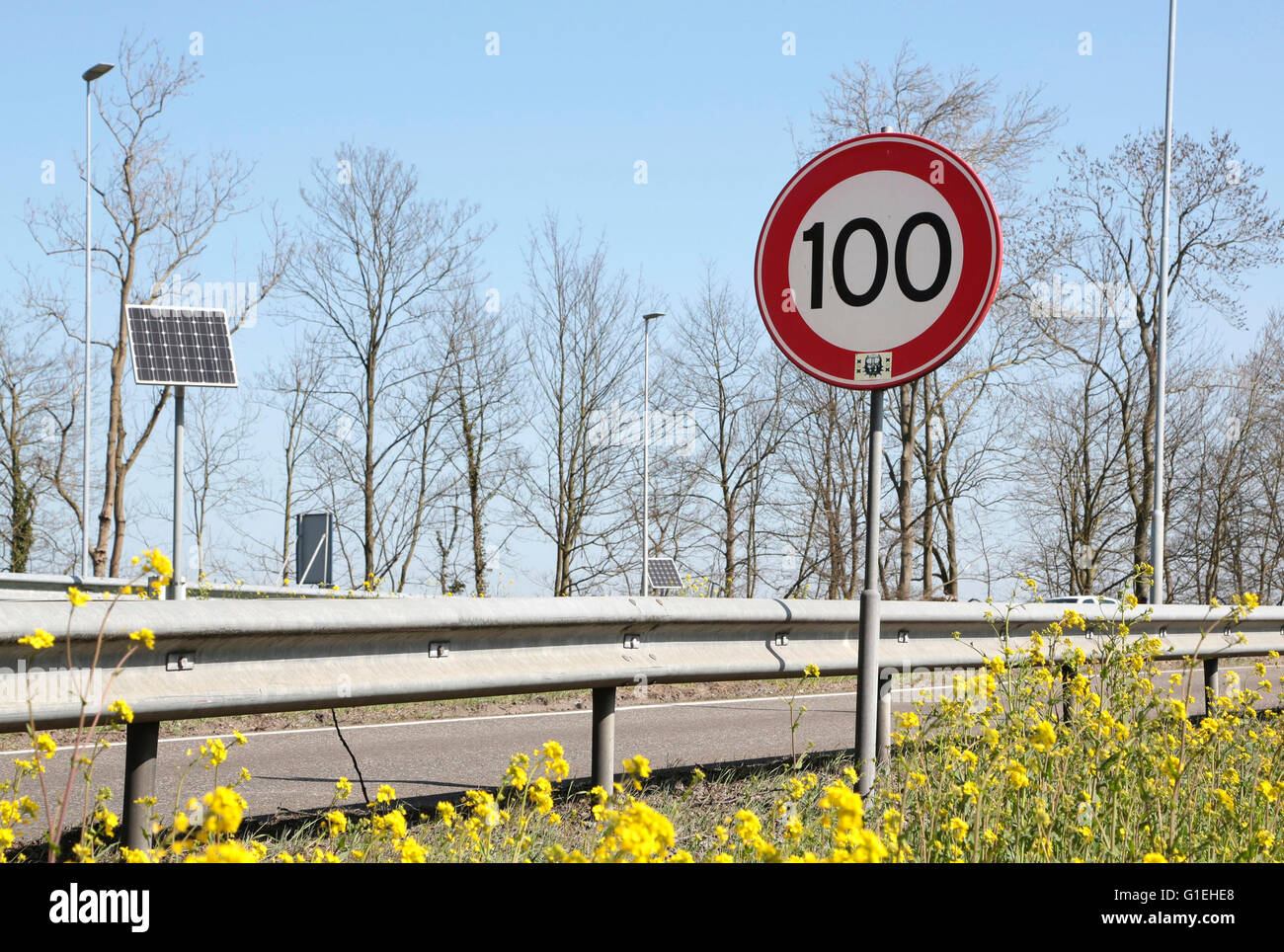 100 km speed sign -Fotos und -Bildmaterial in hoher Auflösung – Alamy