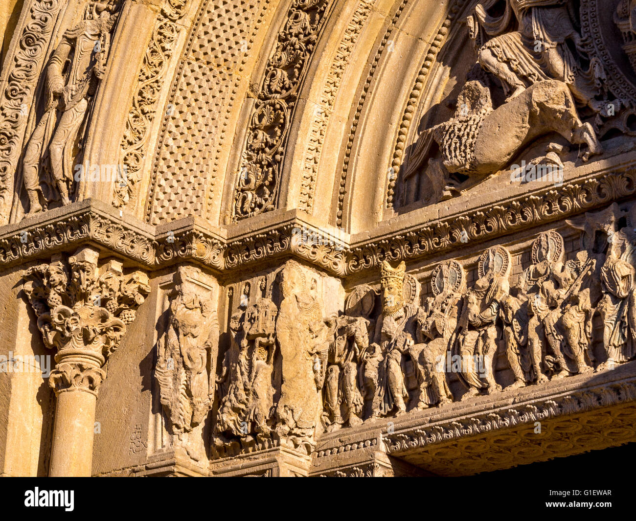 Kirchen tympanon -Fotos und -Bildmaterial in hoher Auflösung - Seite 2 ...