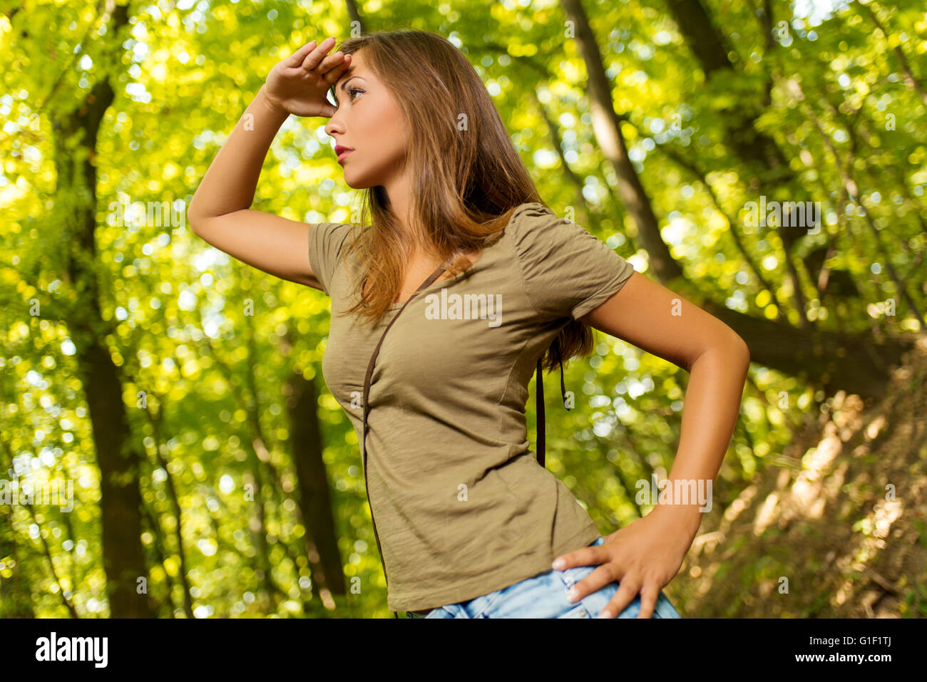 Mädchen in wald -Fotos und -Bildmaterial in hoher Auflösung – Alamy