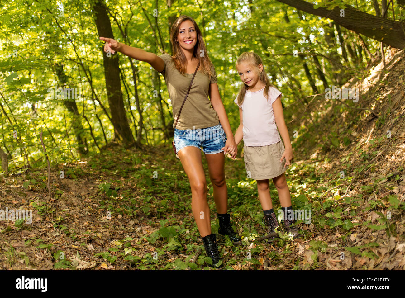 Mädchen im wald -Fotos und -Bildmaterial in hoher Auflösung – Alamy