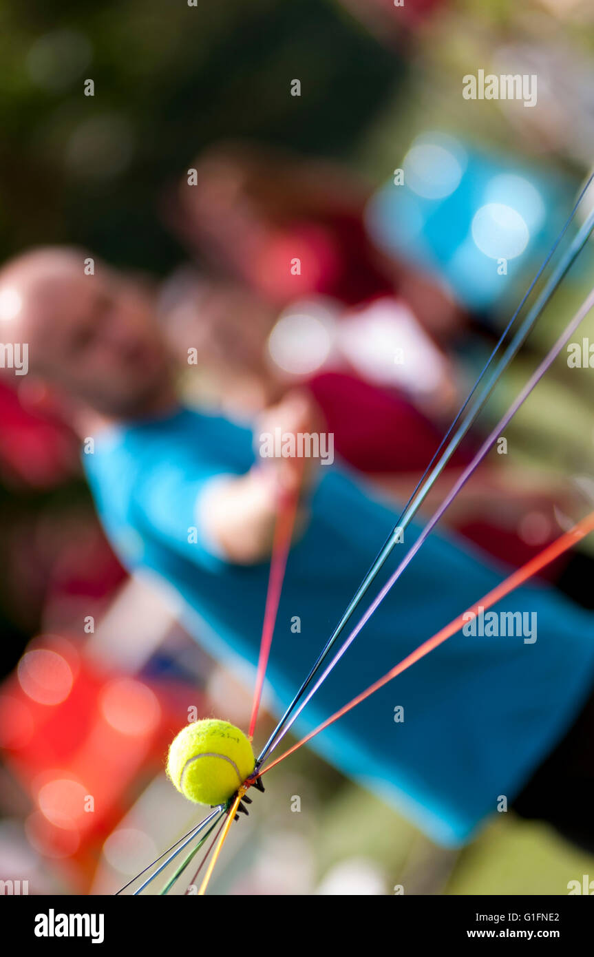 Menschen bei Teambuilding-Aktivitäten mit ball Stockfotografie - Alamy