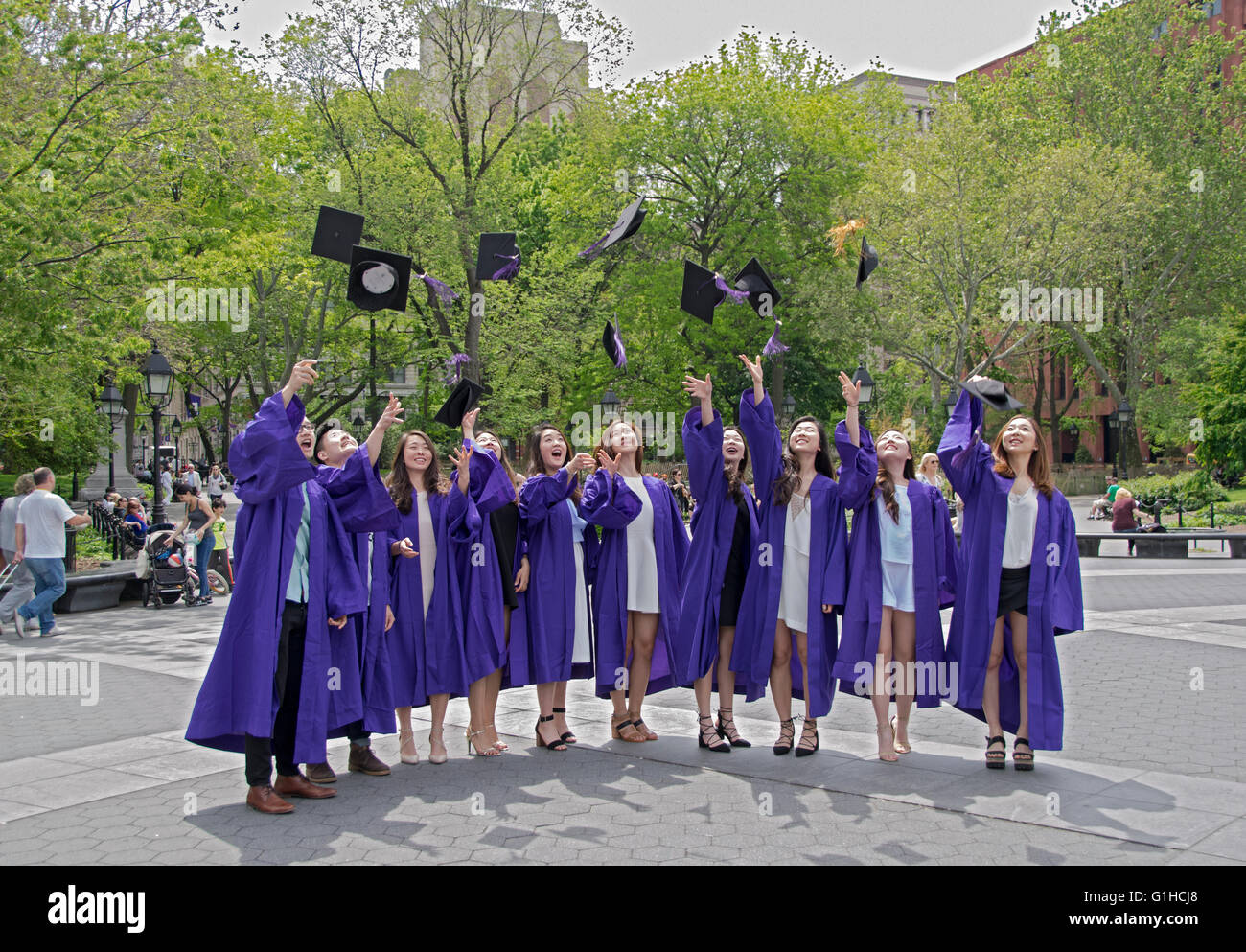 Asiatische NYU Absolventen Werft die Hüte in die Luft für eine ...