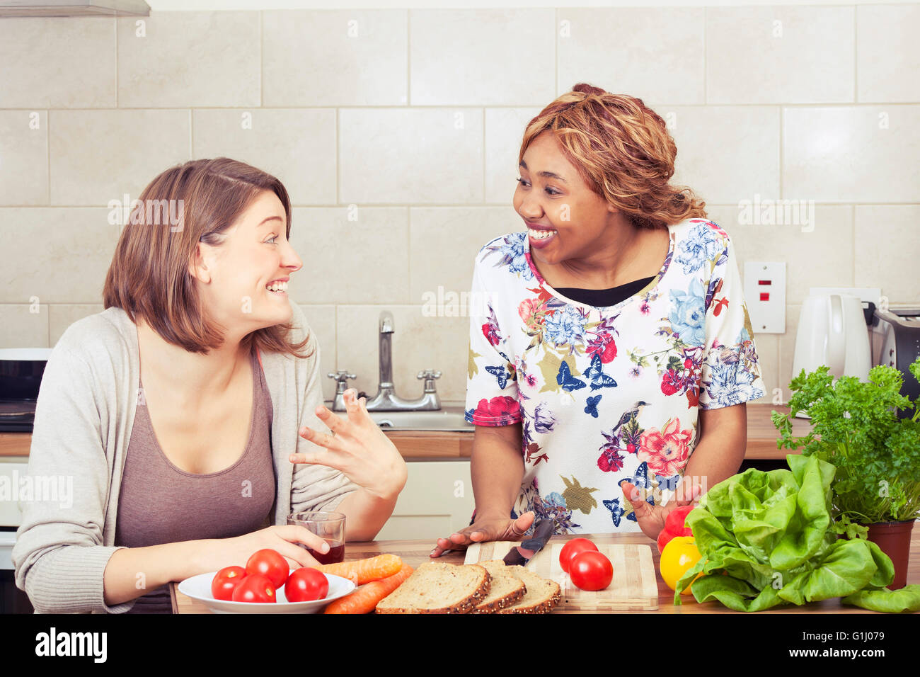 Glückliche Freunde gemeinsam kochen Stockfotografie - Alamy