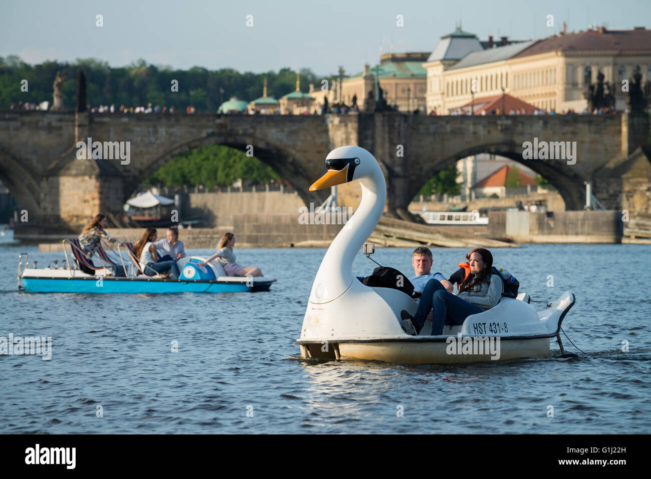 Ein Schwan-Tretboot mit Touristen auf der Moldau, Prag, Tschechische ...