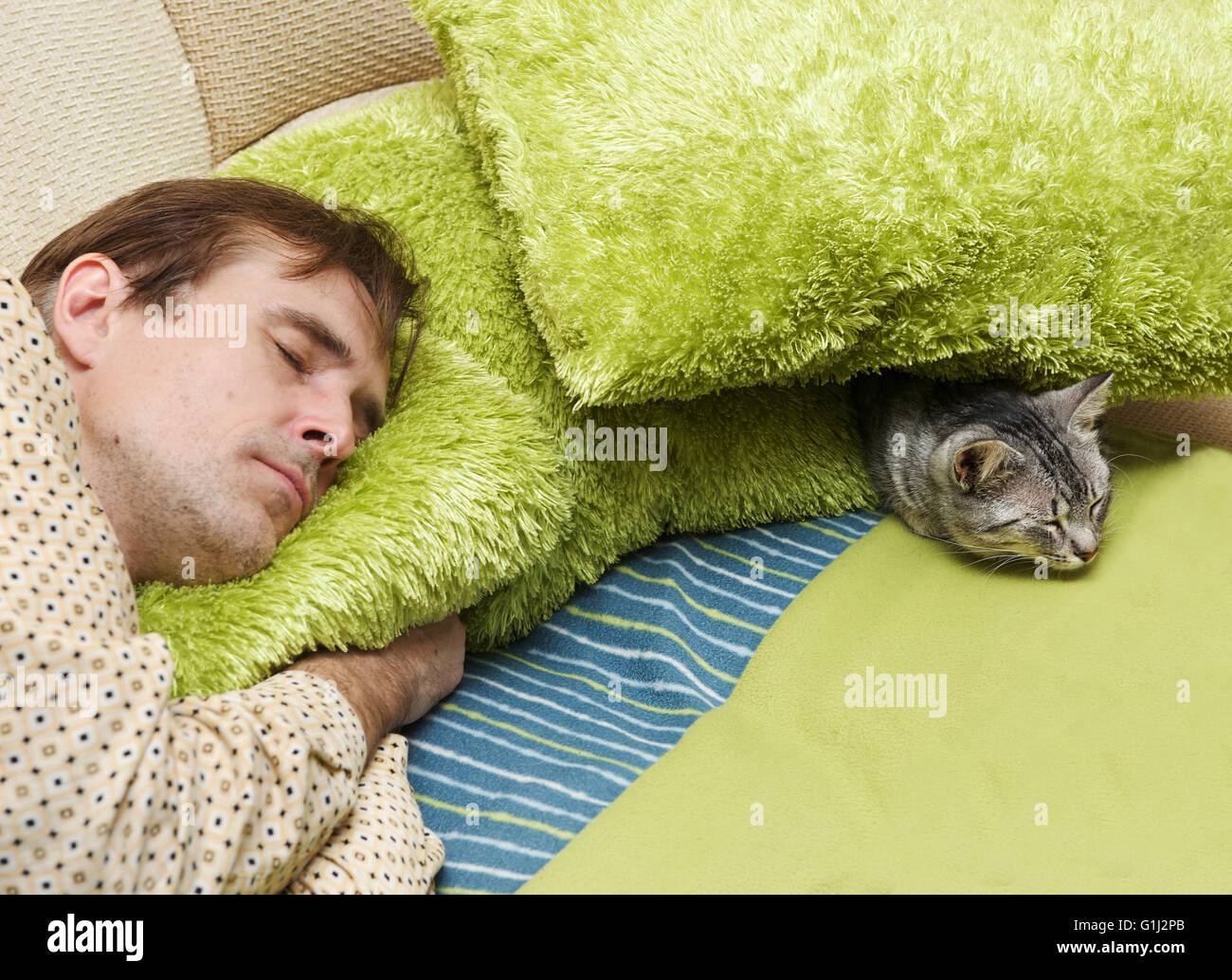 Man sleeping on sofa -Fotos und -Bildmaterial in hoher Auflösung – Alamy