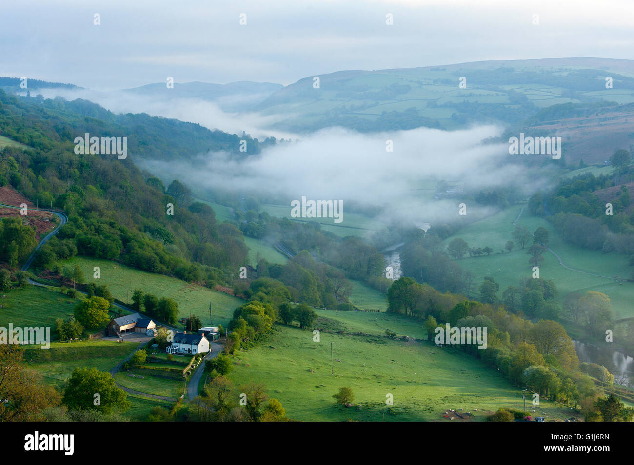 Erwood, Powys, Wales, UK. 16. Mai 2016. Nebel hängt in The Wye Valley ...