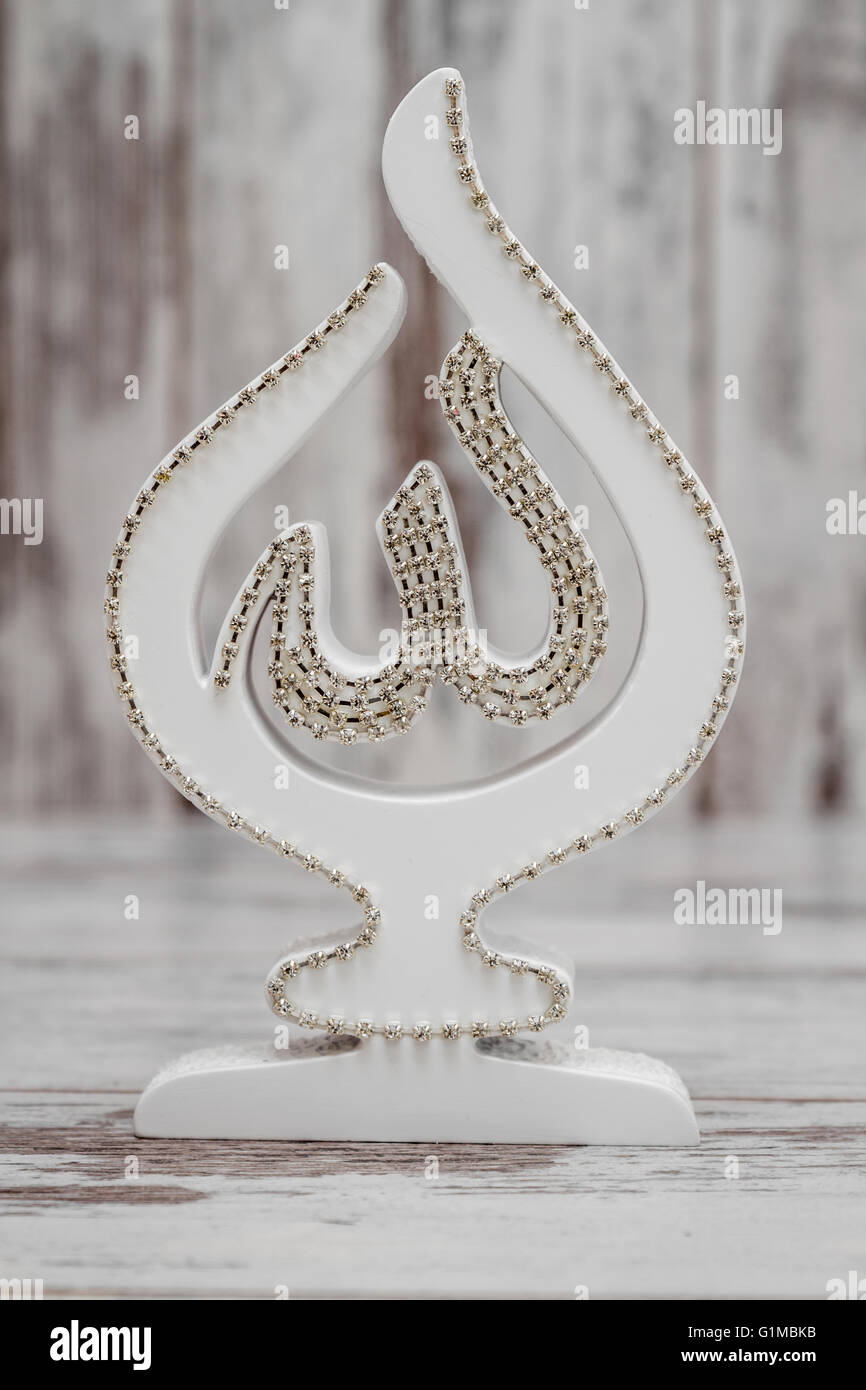 Religiöse weiße Statue mit dem Namen von Allah, den Gott auf ihn ...