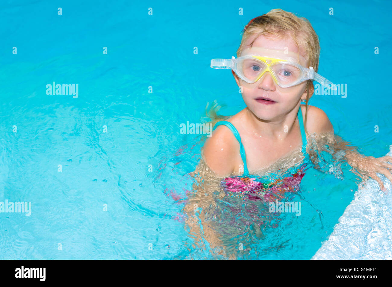 Schwimmen kind -Fotos und -Bildmaterial in hoher Auflösung – Alamy