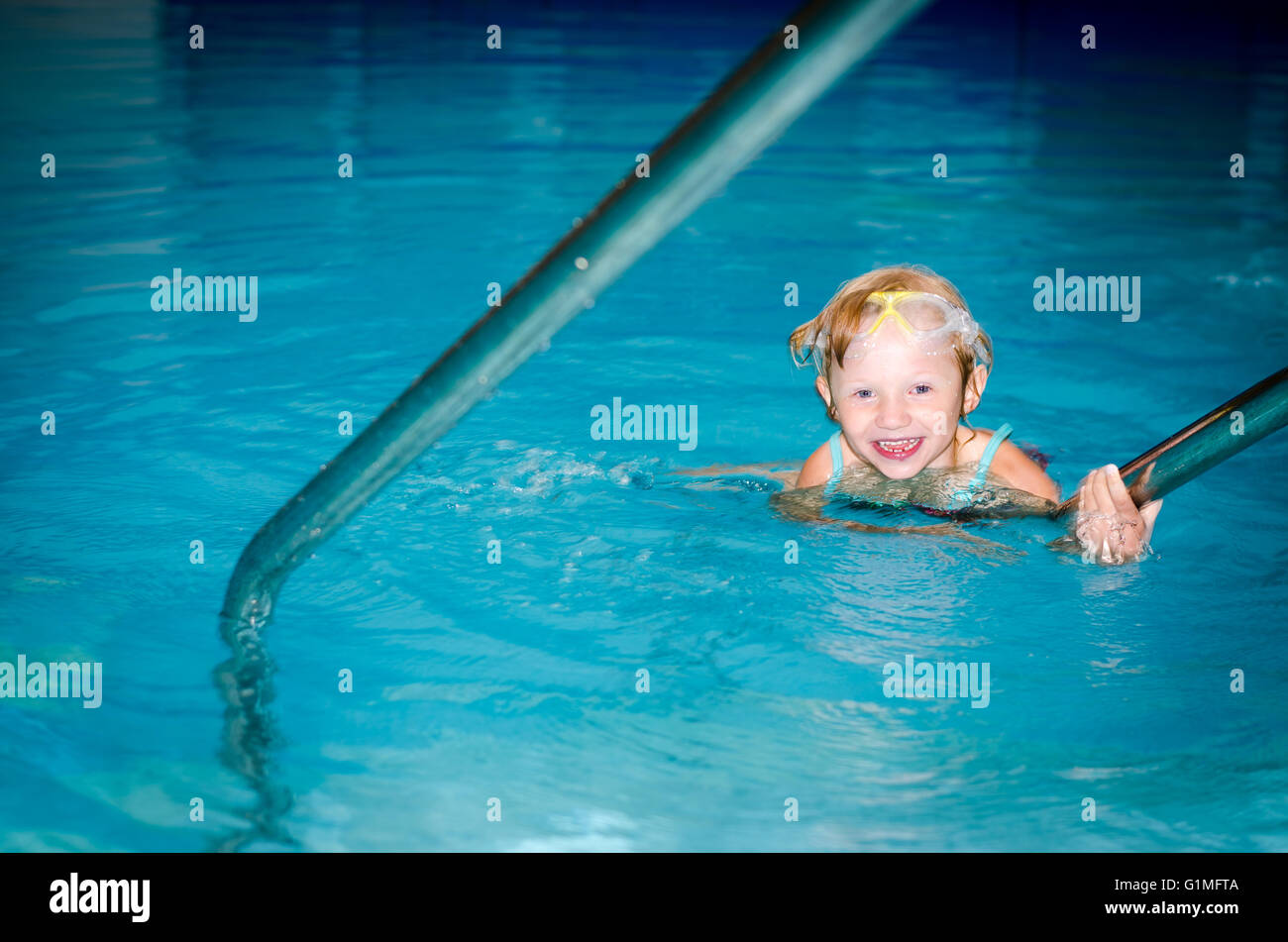 Schwimmen kind -Fotos und -Bildmaterial in hoher Auflösung – Alamy