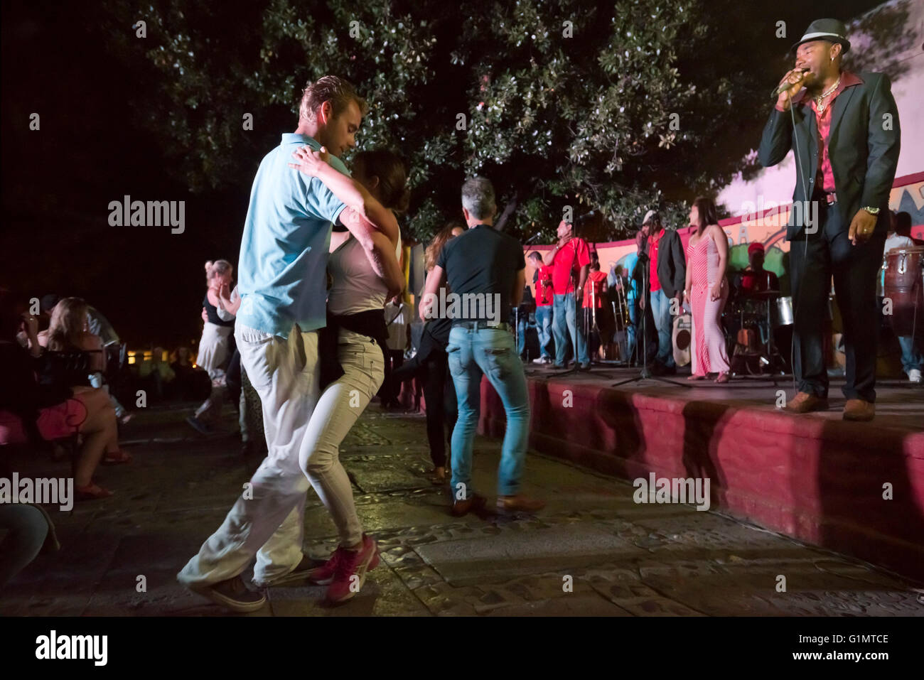 Salsa tanzen kuba -Fotos und -Bildmaterial in hoher Auflösung – Alamy