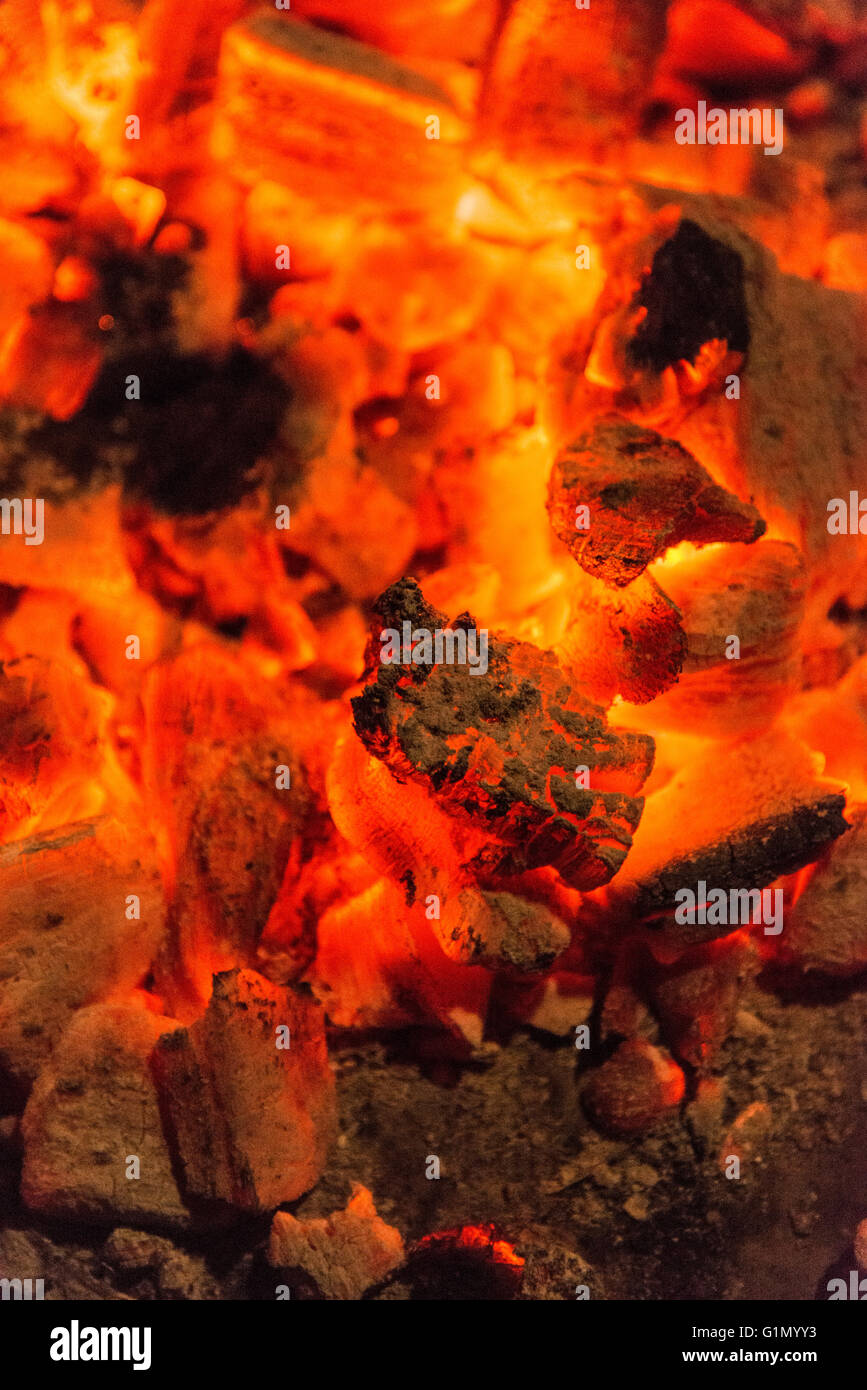 Helle flamme rot -Fotos und -Bildmaterial in hoher Auflösung – Alamy