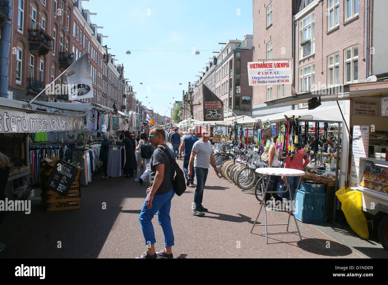 Straßenhändler und Menschen beim Einkaufen am belebten Albert Cuyp ...