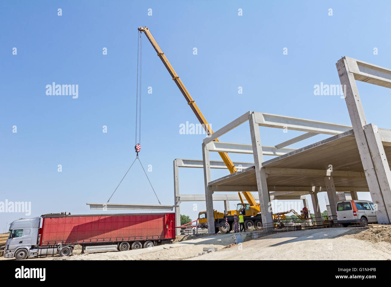 Mobiler Kran ist Carry Beton Unterzug, riesige Montagehalle ...