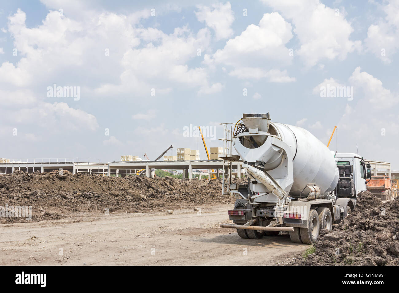 Mixer Truck ist Transport Zement an den Casting-Ort auf der Baustelle ...