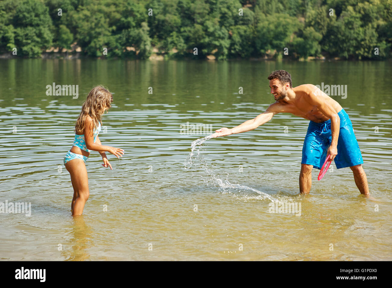 Mann spritzt wasser -Fotos und -Bildmaterial in hoher Auflösung – Alamy