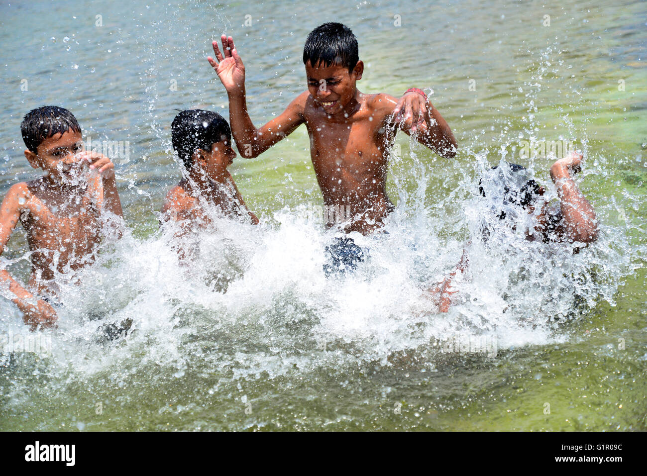 Bangladeshi Kinder Baden in einem Sohrawardi Uddan See an einem heißen ...