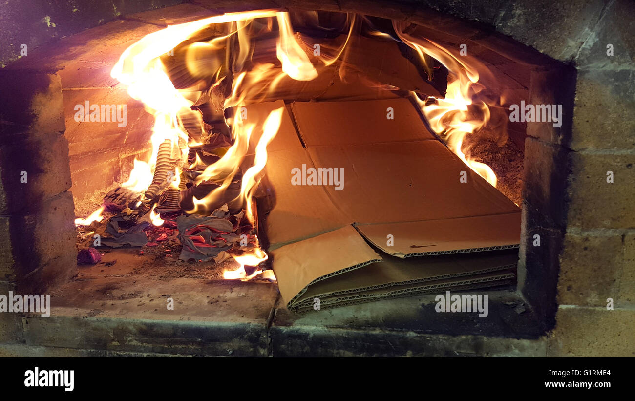 Weißer karton mit loch -Fotos und -Bildmaterial in hoher Auflösung – Alamy
