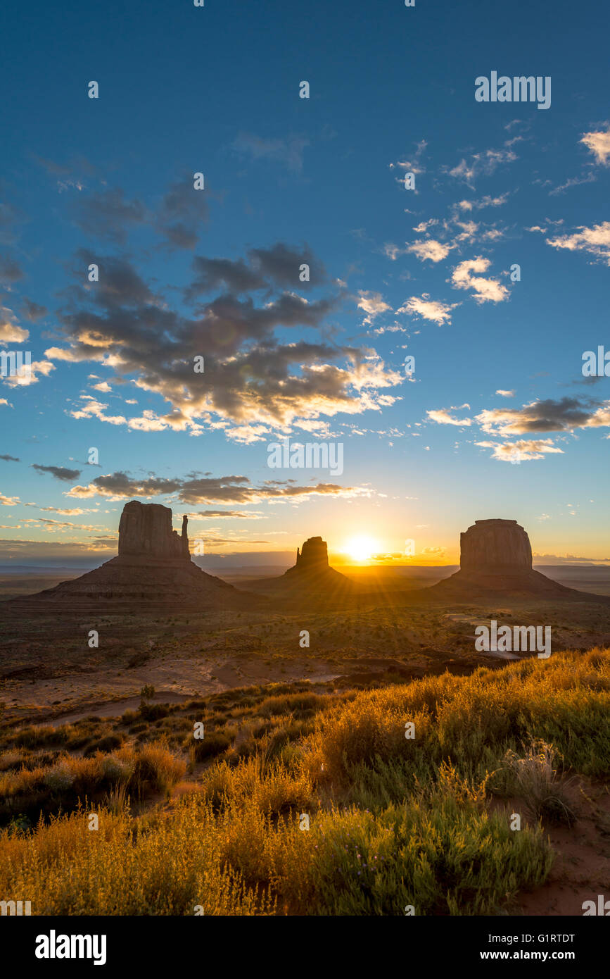 Sunrise, Tafelberge West Mitten Butte, East Mitten Butte, Merrick Butte ...