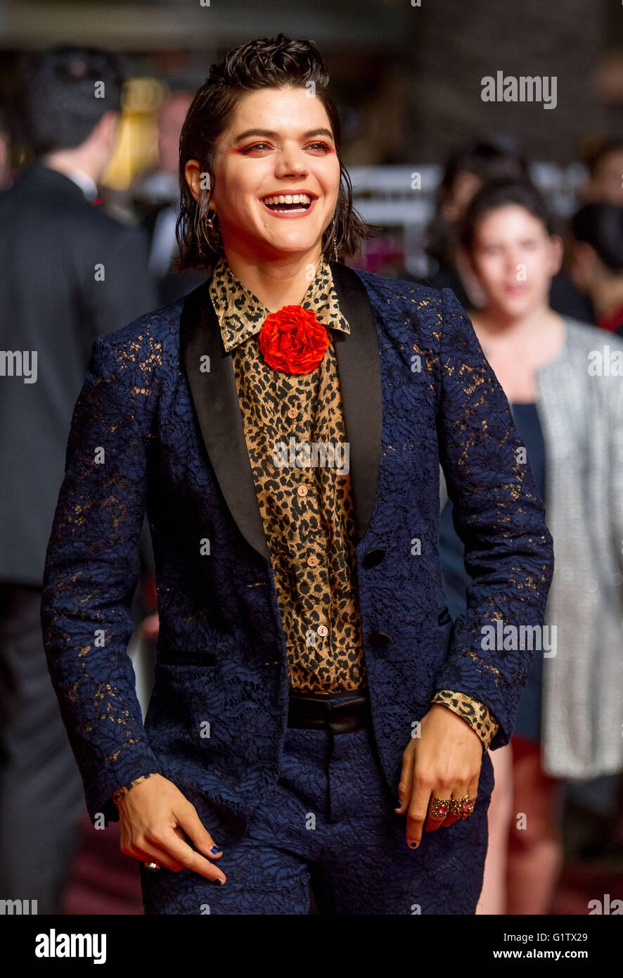 Soko singer -Fotos und -Bildmaterial in hoher Auflösung – Alamy