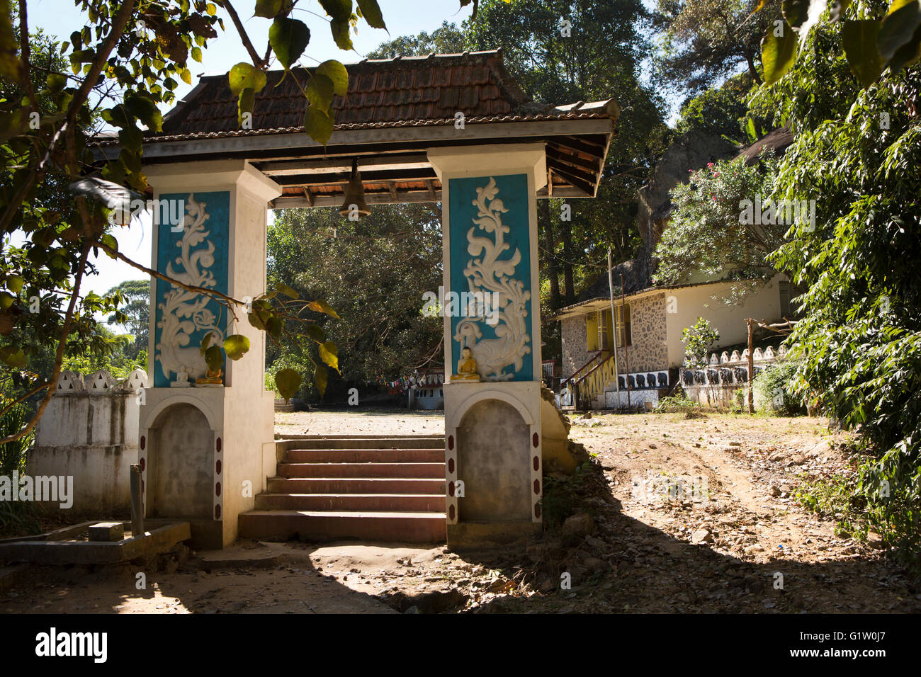 Sri Lanka, Ella, Ravana Ella Temple gateway Stockfotografie - Alamy