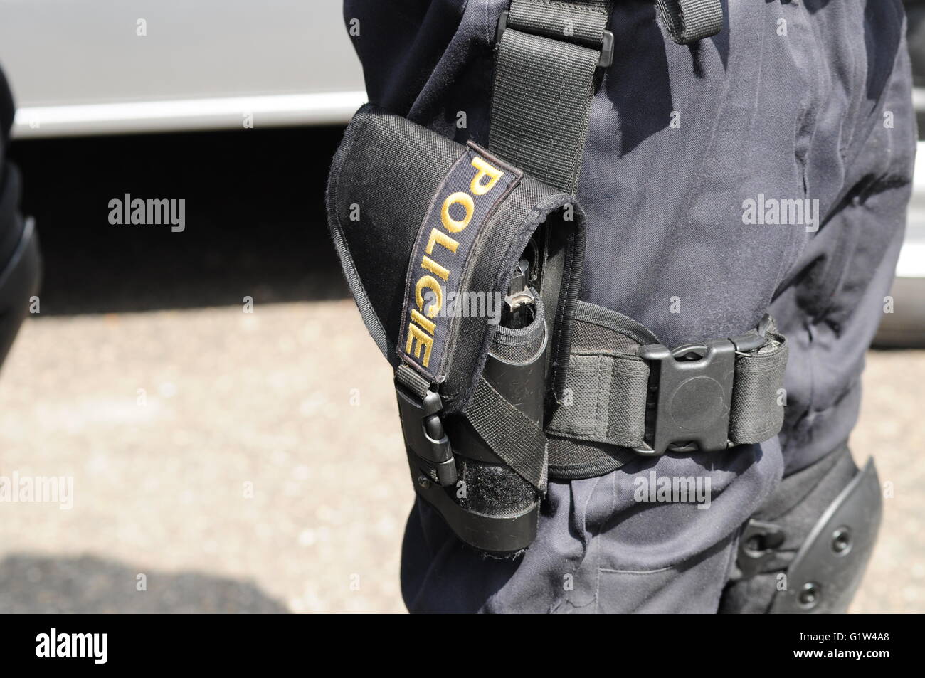Waffe von einem Polizei Pistole Stockfotografie - Alamy