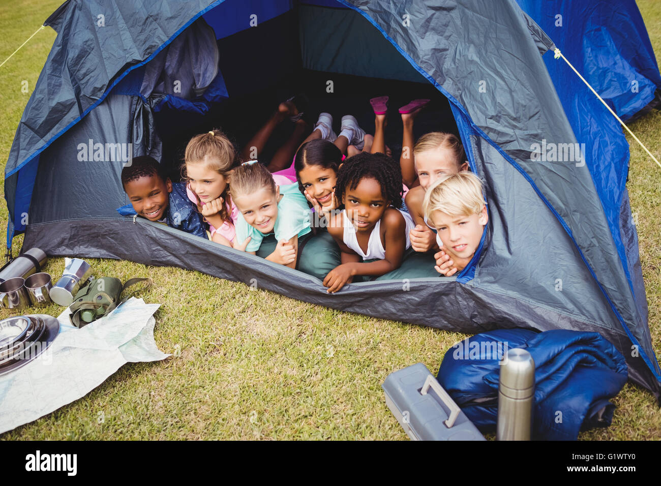 Kinder im garten zelt -Fotos und -Bildmaterial in hoher Auflösung – Alamy