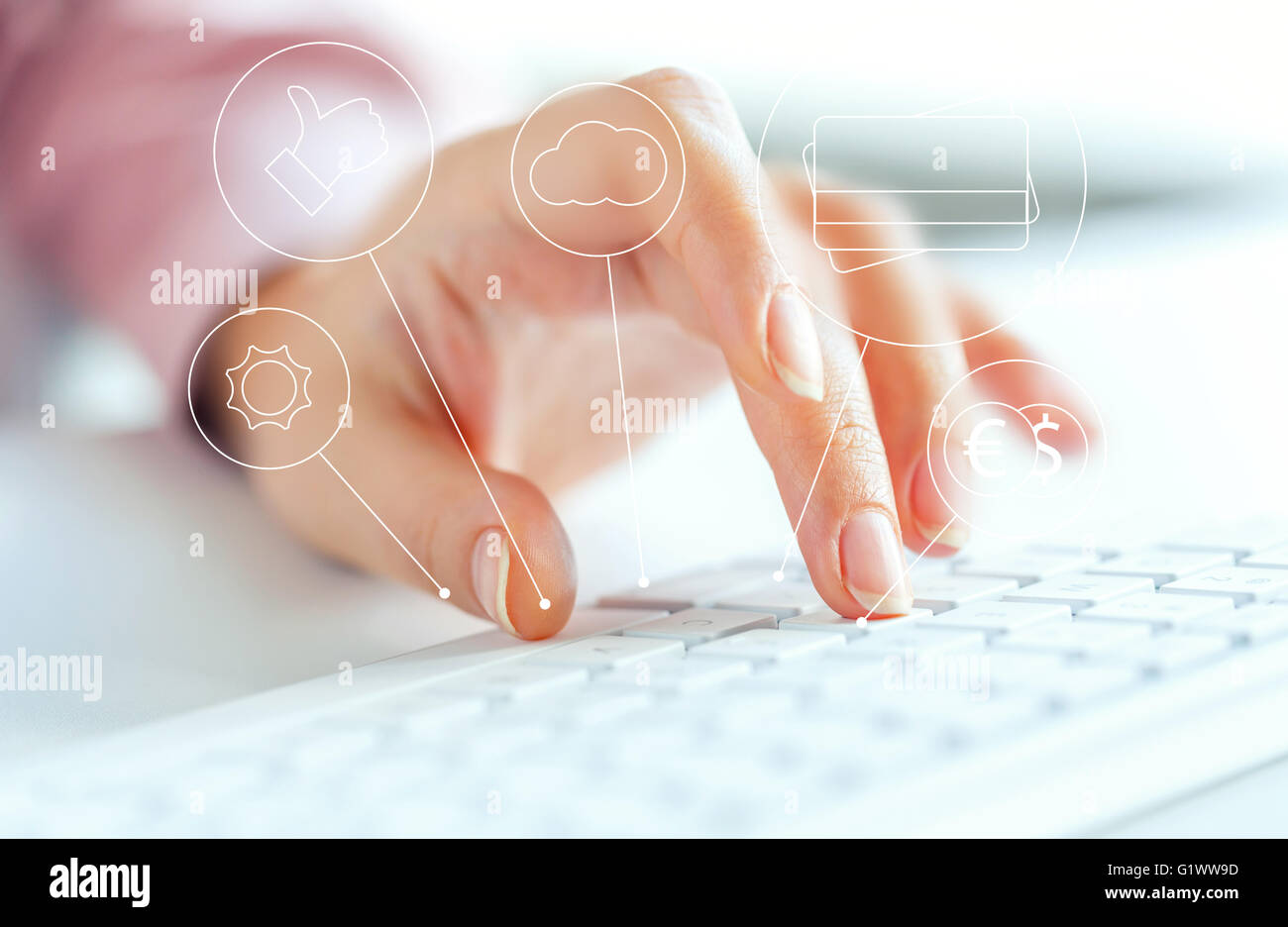 Weibliche Hand auf Tastatur mit Hi-tech Media-Icons und Symbole ...