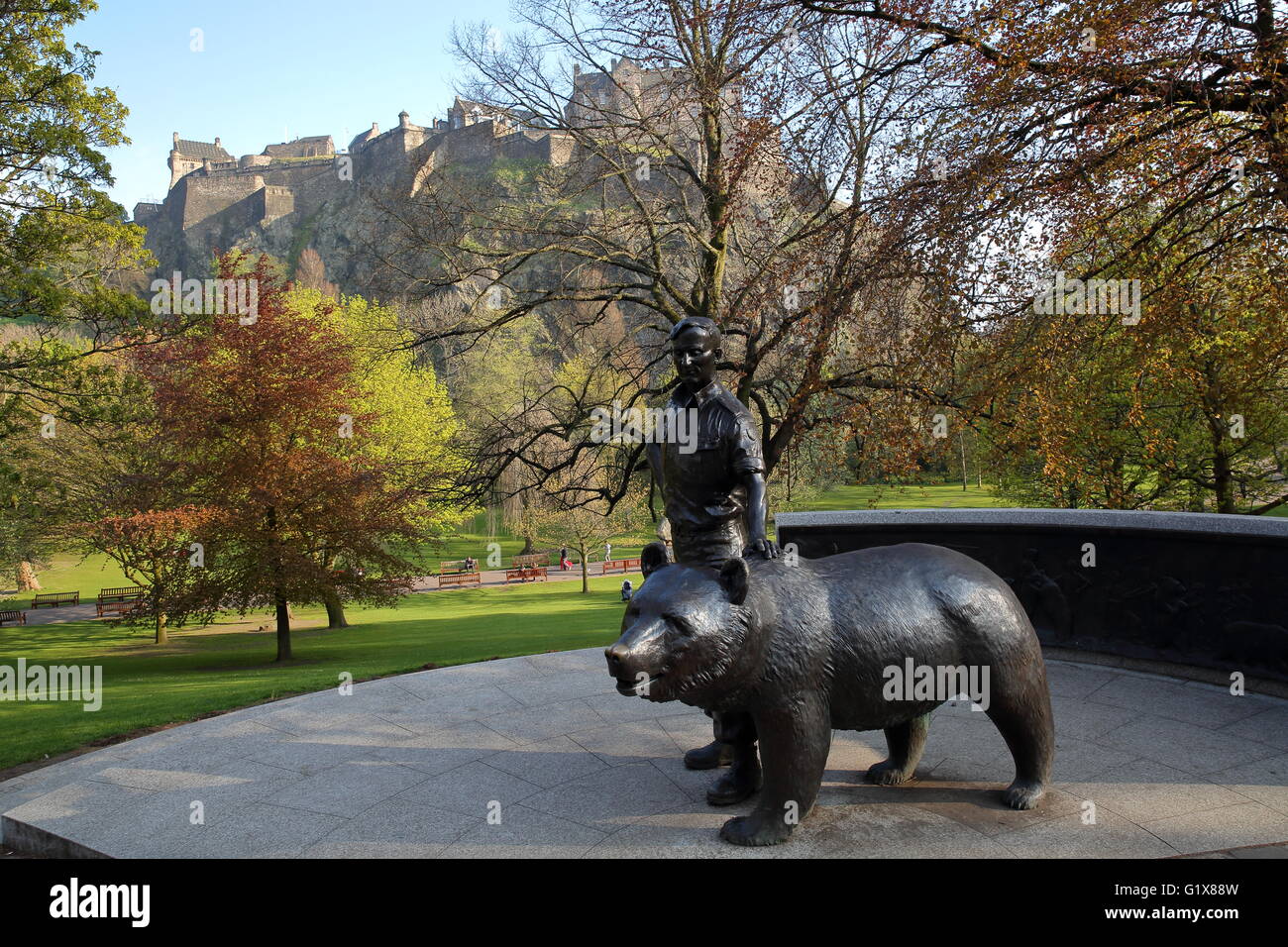 Wojtek statue -Fotos und -Bildmaterial in hoher Auflösung – Alamy