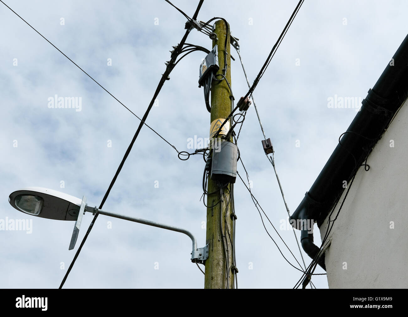 Alte hölzerne Telegrafenmast neben einer Hütte mit einem Standard ... Alte hölzerne Telegrafenmast neben einer Hütte mit einem Standard ...