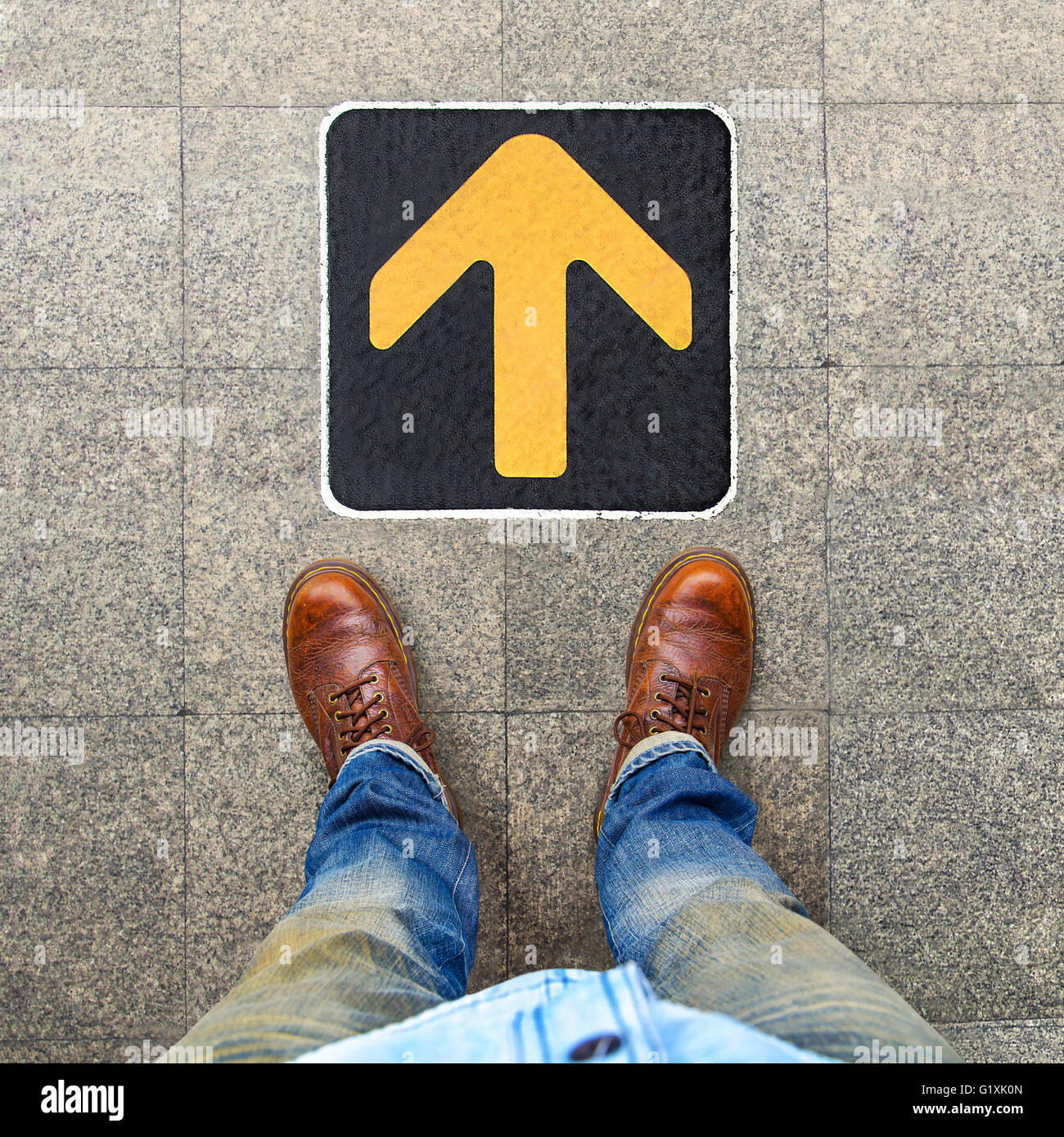 Gelber Pfeil Der Pfeil anzuzeigen Stockfotografie - Alamy