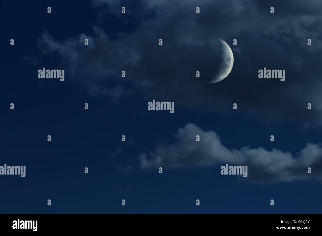 Der mond und die wolken -Fotos und -Bildmaterial in hoher Auflösung – Alamy