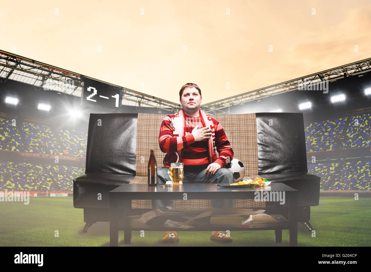 Fußball-Fan auf Sofa im Stadion Stockfotografie - Alamy