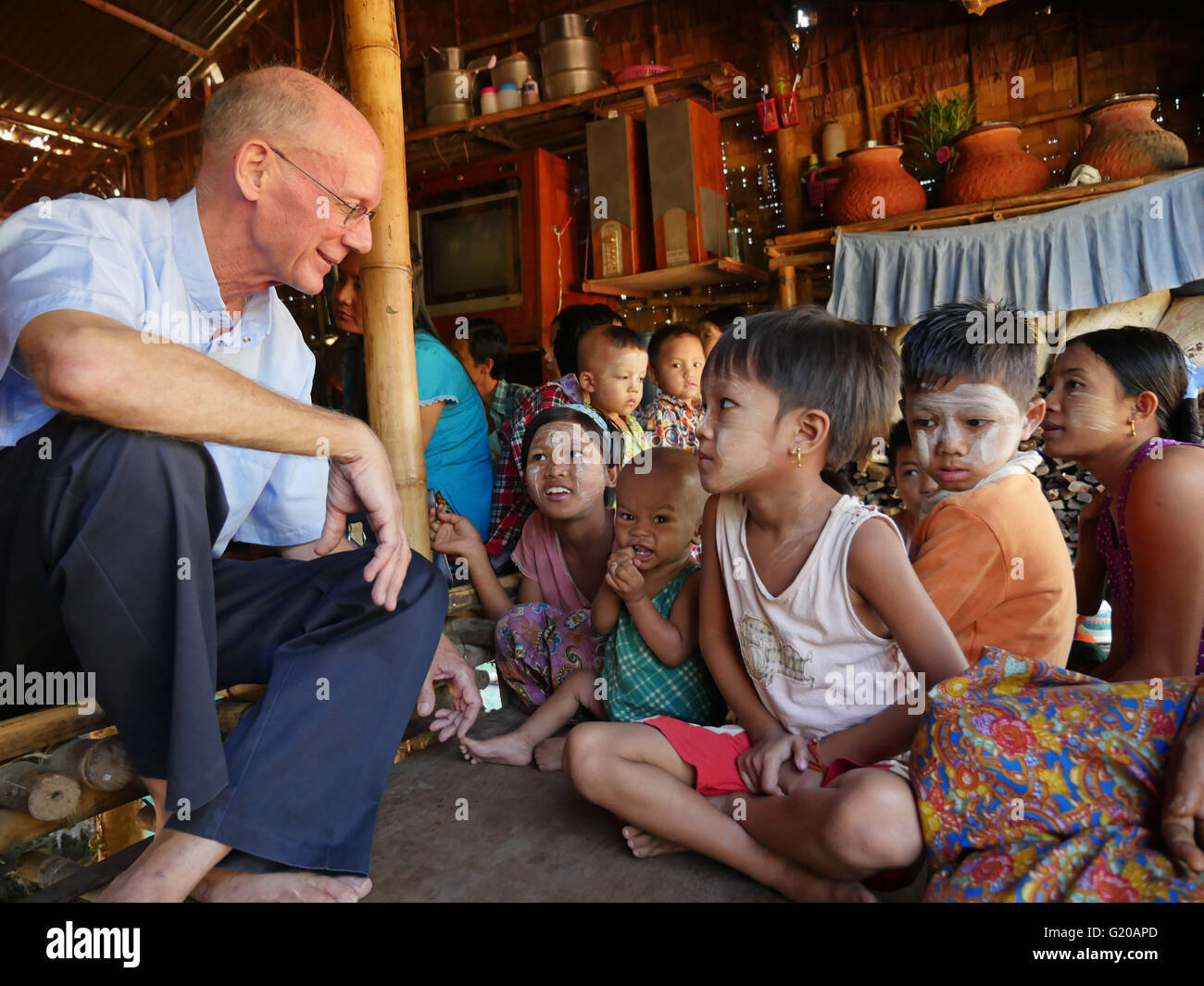 Kinder, die ältere menschen besuchen -Fotos und -Bildmaterial in hoher ...