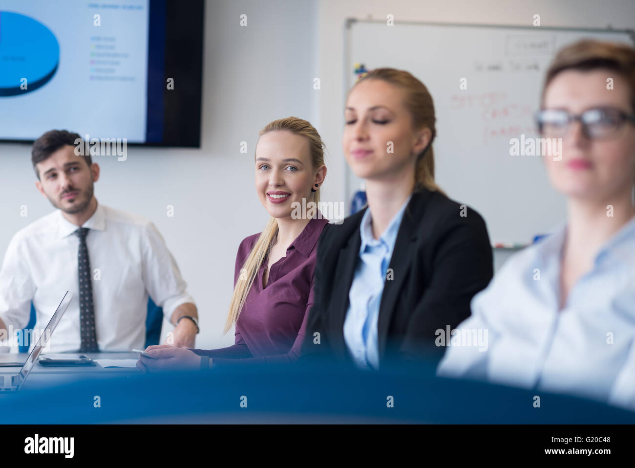 Startup-Unternehmen, junge kreative Gruppe brainstorming auf Team ... Startup-Unternehmen, junge kreative Gruppe brainstorming auf Team ...