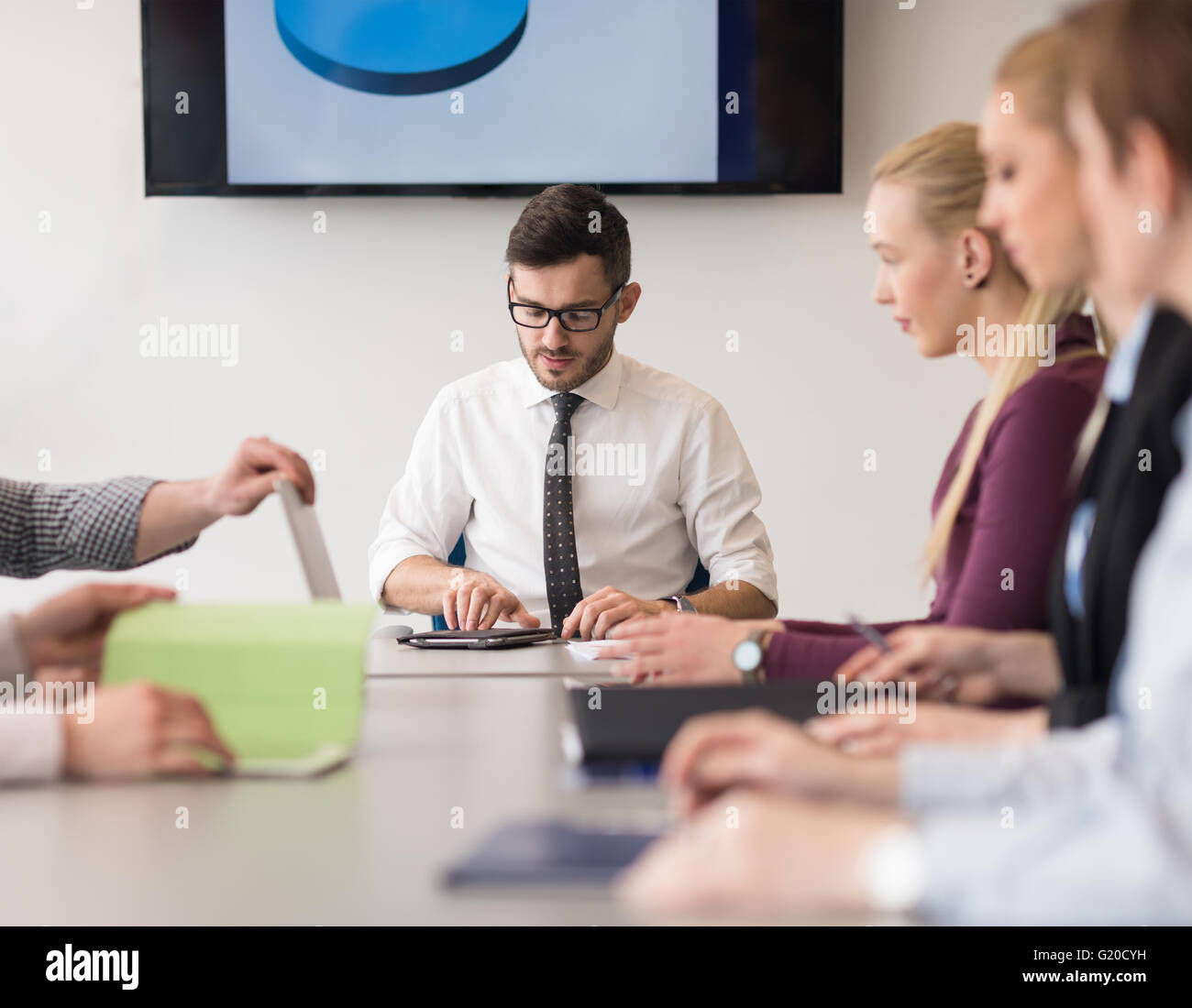 Startup-Unternehmen, junge kreative Gruppe brainstorming auf Team ... Startup-Unternehmen, junge kreative Gruppe brainstorming auf Team ...