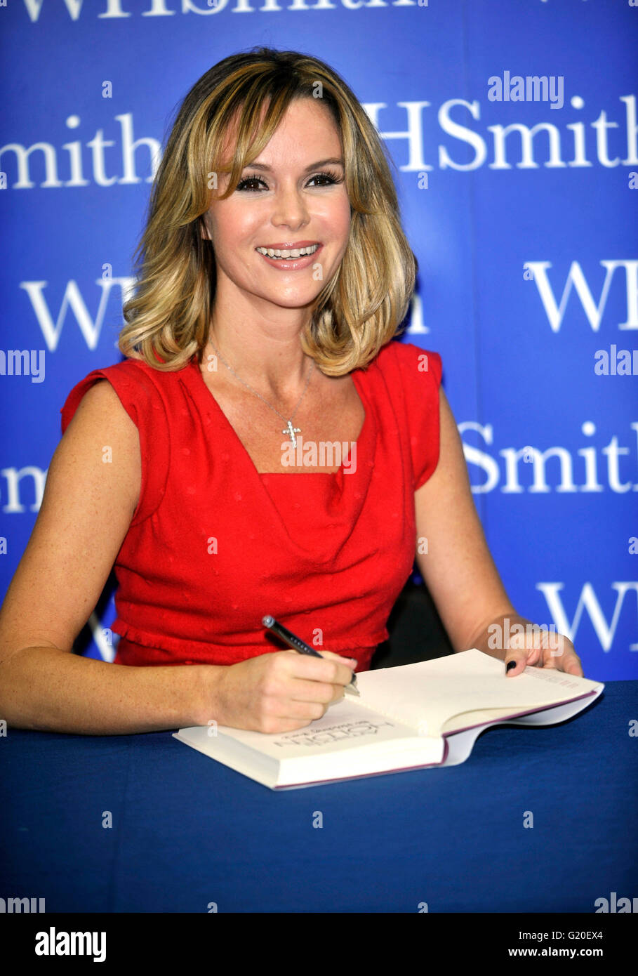 Amanda holden book signing bei wh smiths milton keynes -Fotos und ...
