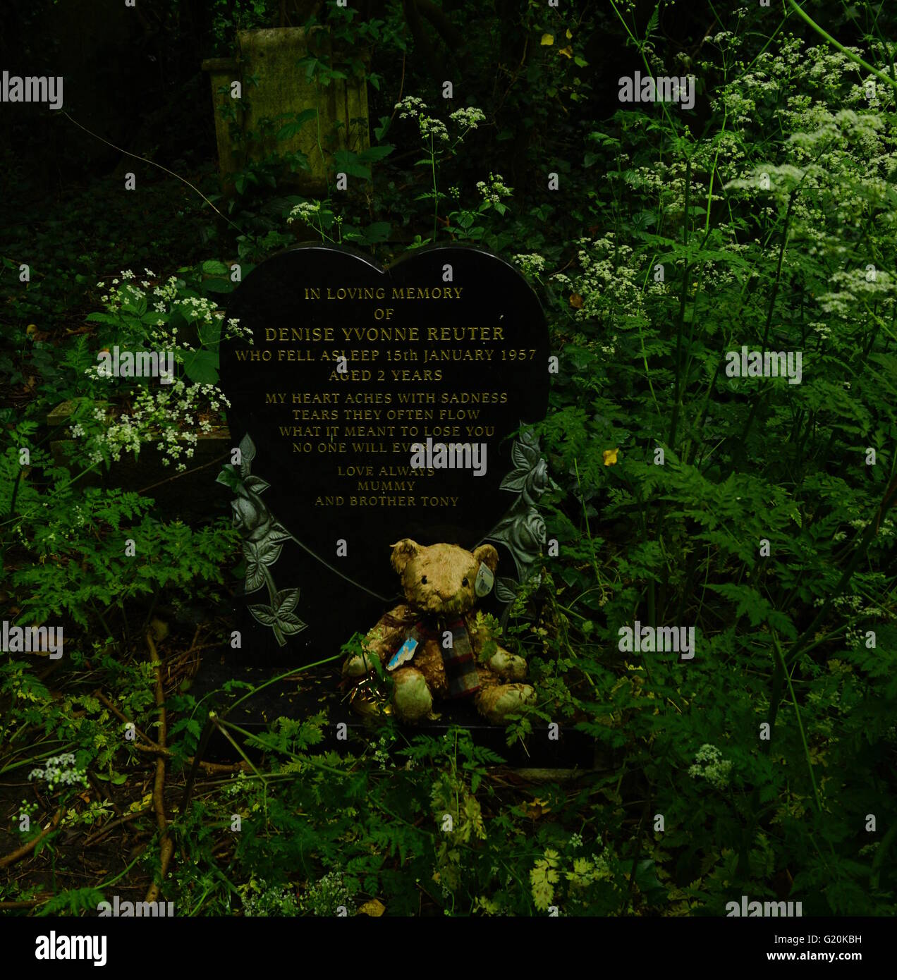 Trauerndes kind -Fotos und -Bildmaterial in hoher Auflösung – Alamy