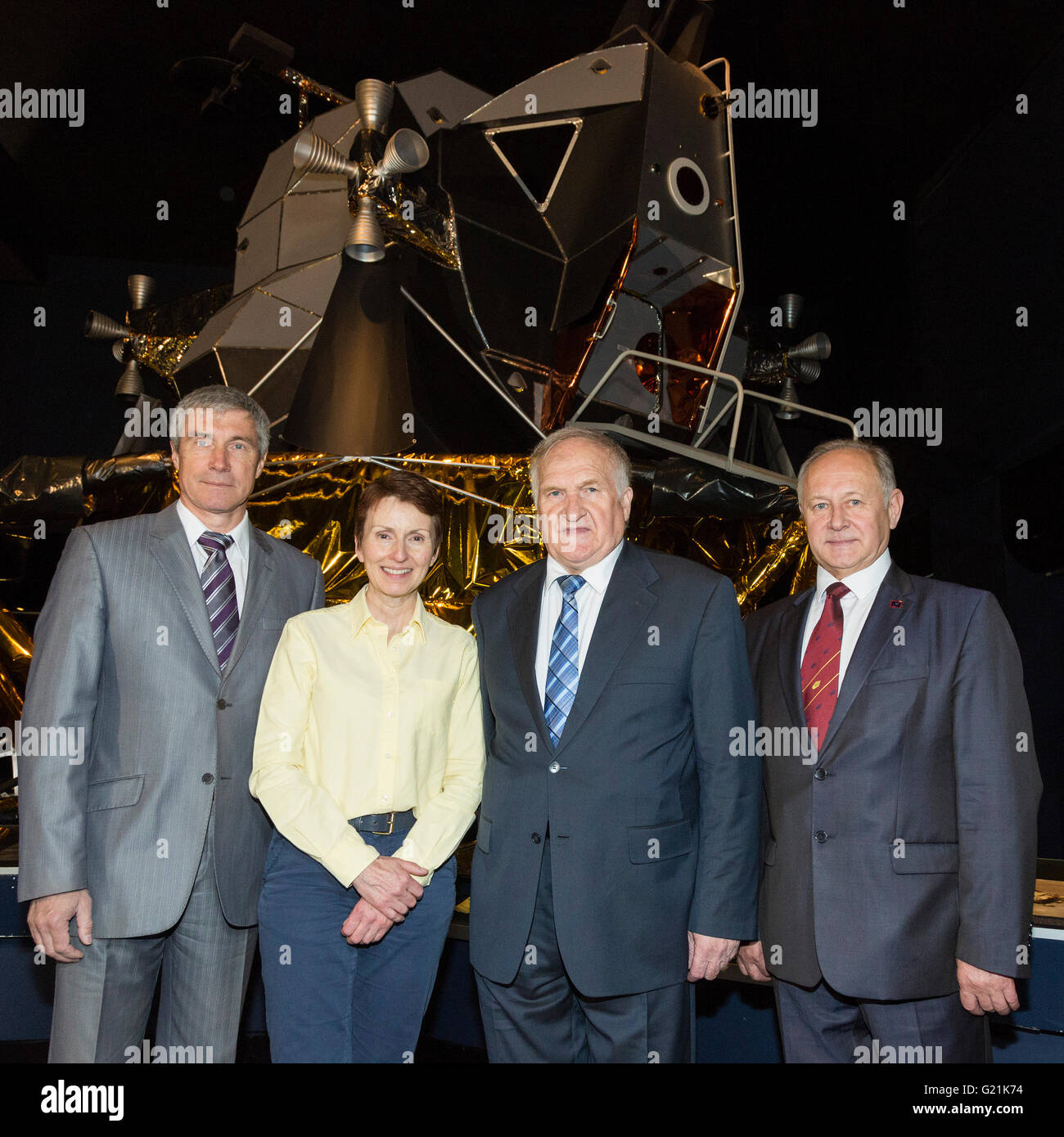 London, UK. 20. Mai 2016. L-r: Sergei Krikaljow, Helen Sharman, Viktor ...