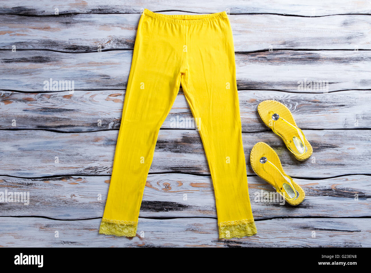 Frau flip flops pants -Fotos und -Bildmaterial in hoher Auflösung – Alamy
