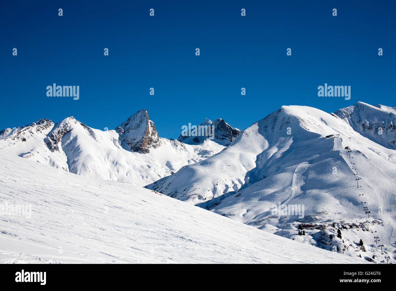Die Gipfel der Roggspitze und Valluga im Hintergrund Zürs zwischen Lech ...