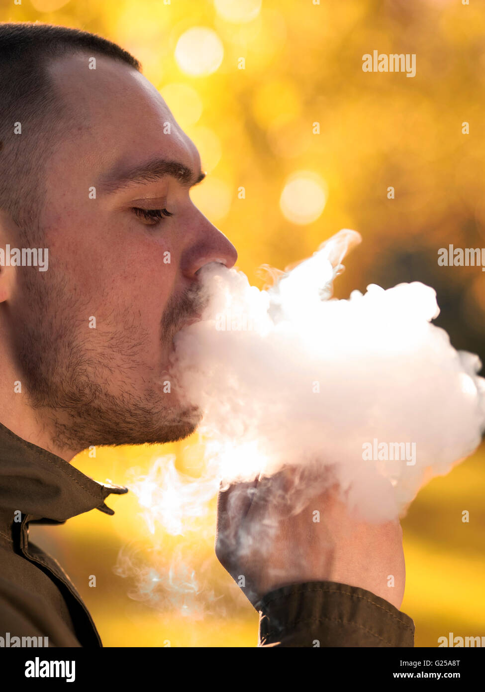 Mann rauchen wasserpfeife -Fotos und -Bildmaterial in hoher Auflösung ...